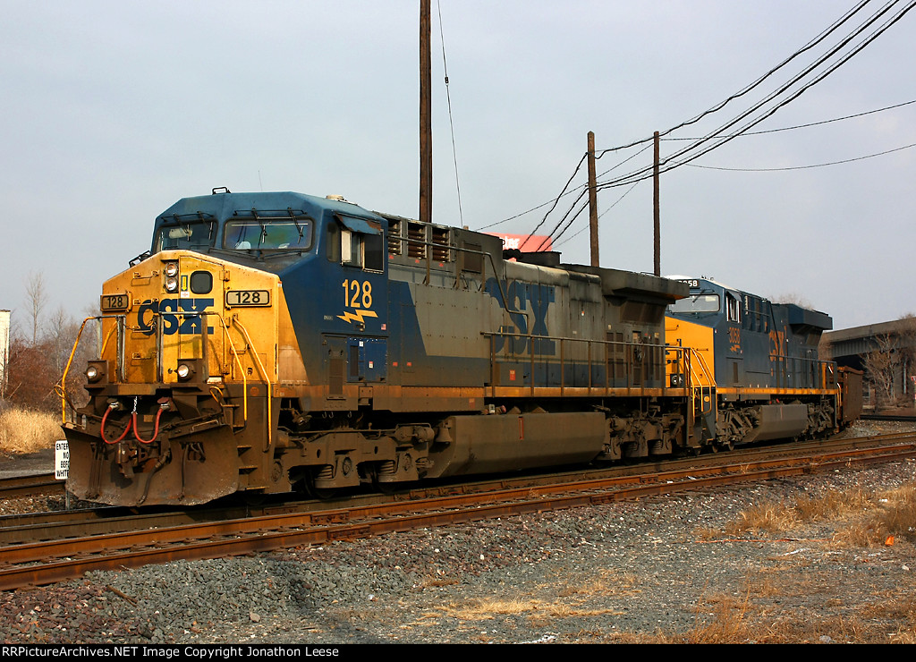Y122-01 heads west onto the CSX